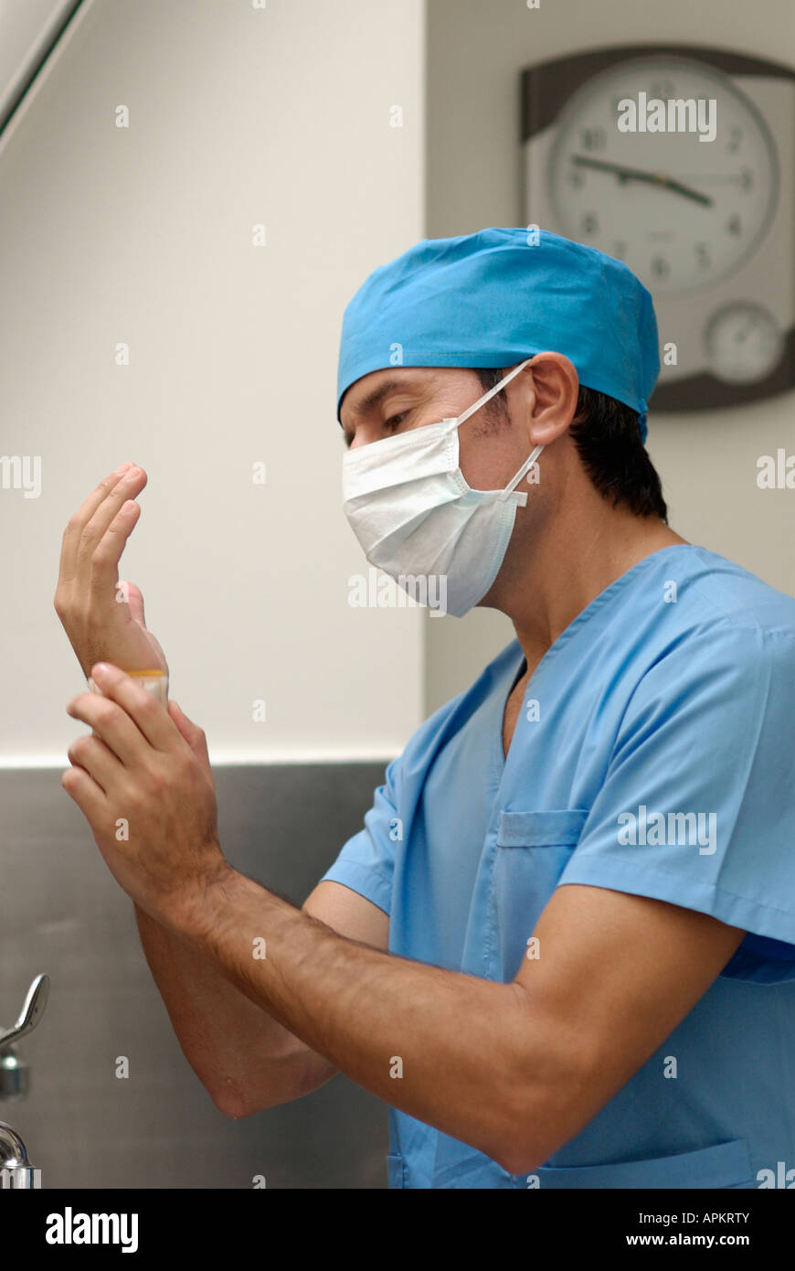 Doctor washing his hands Stock Photo - Alamy
