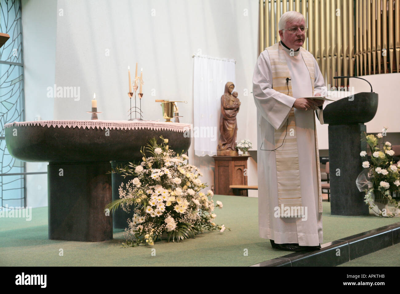 Priest sermon preaching hi-res stock photography and images - Alamy
