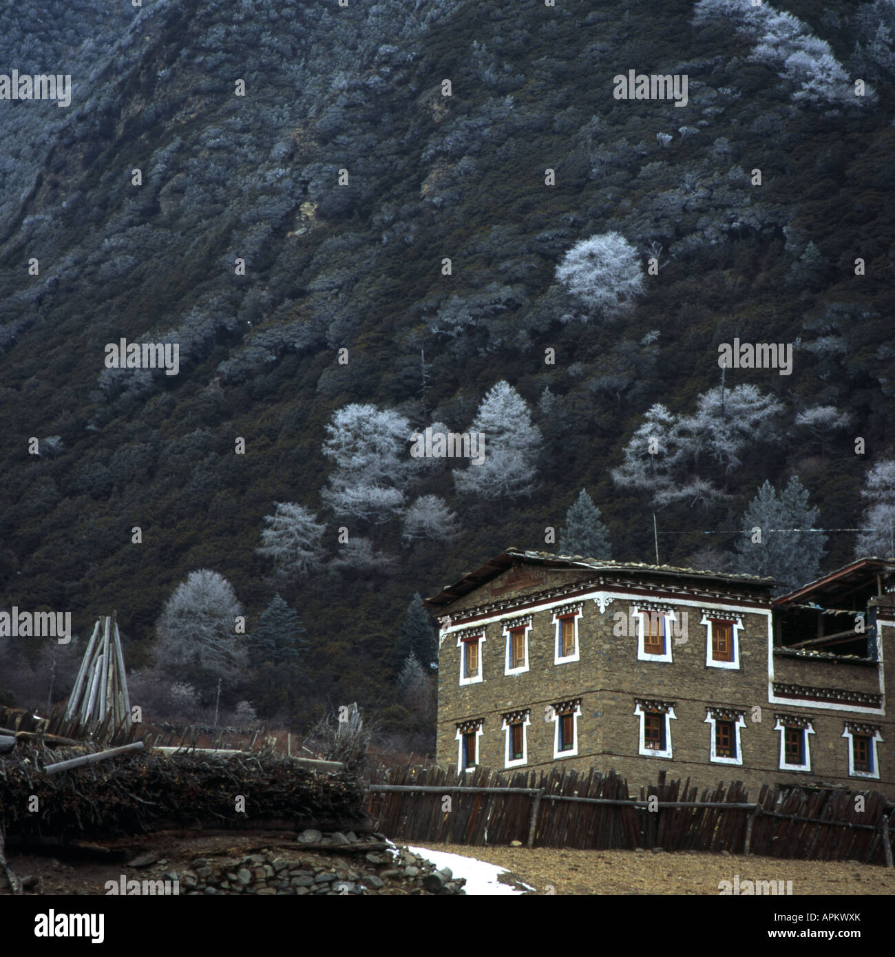 tibetan farming house in the region Kham, China, Sichuan, Osttibet ...