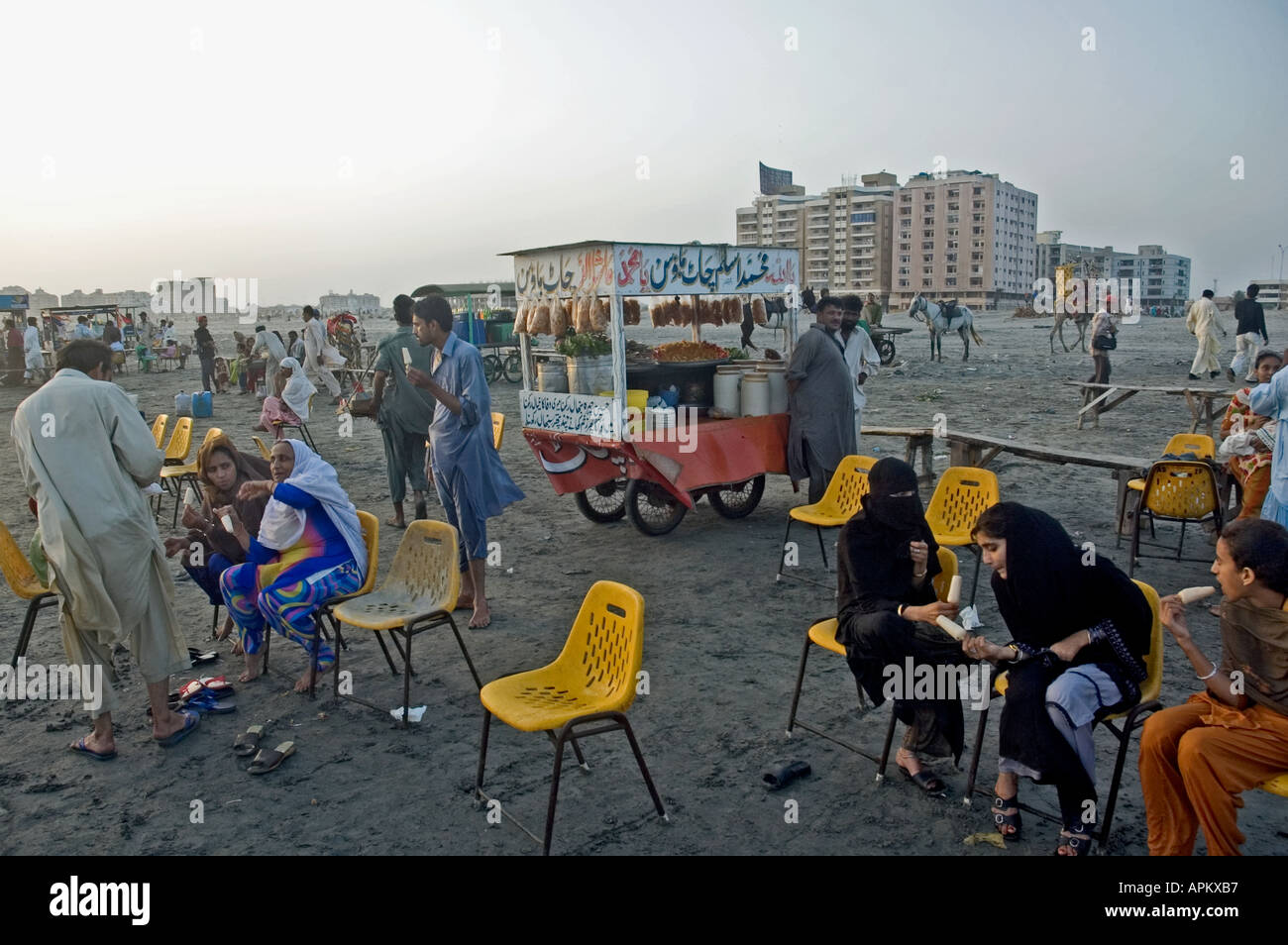 Karachi pakistan women hi-res stock photography and images - Alamy