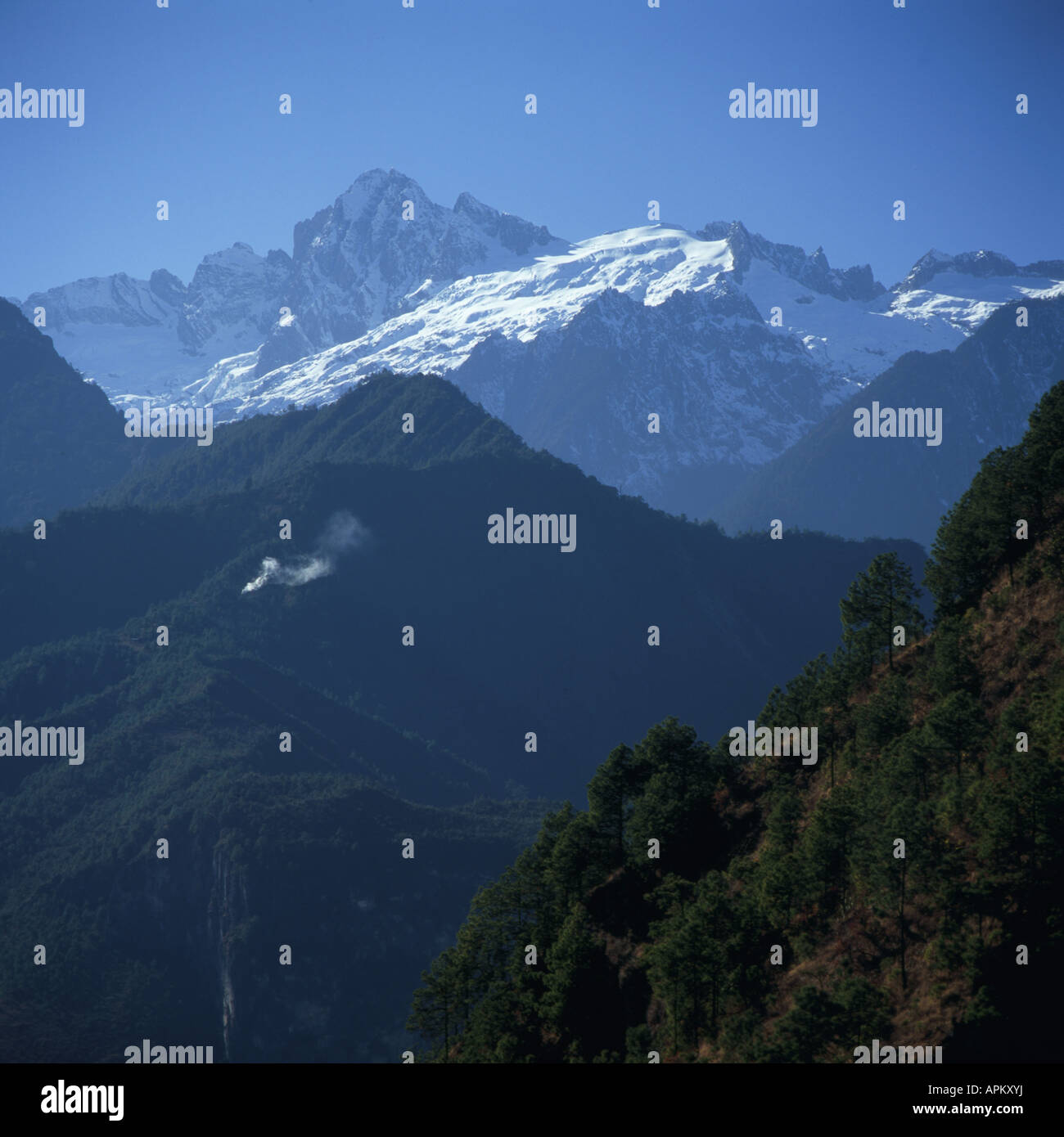 The highest mountain kawagebo 5128m hi-res stock photography and images ...