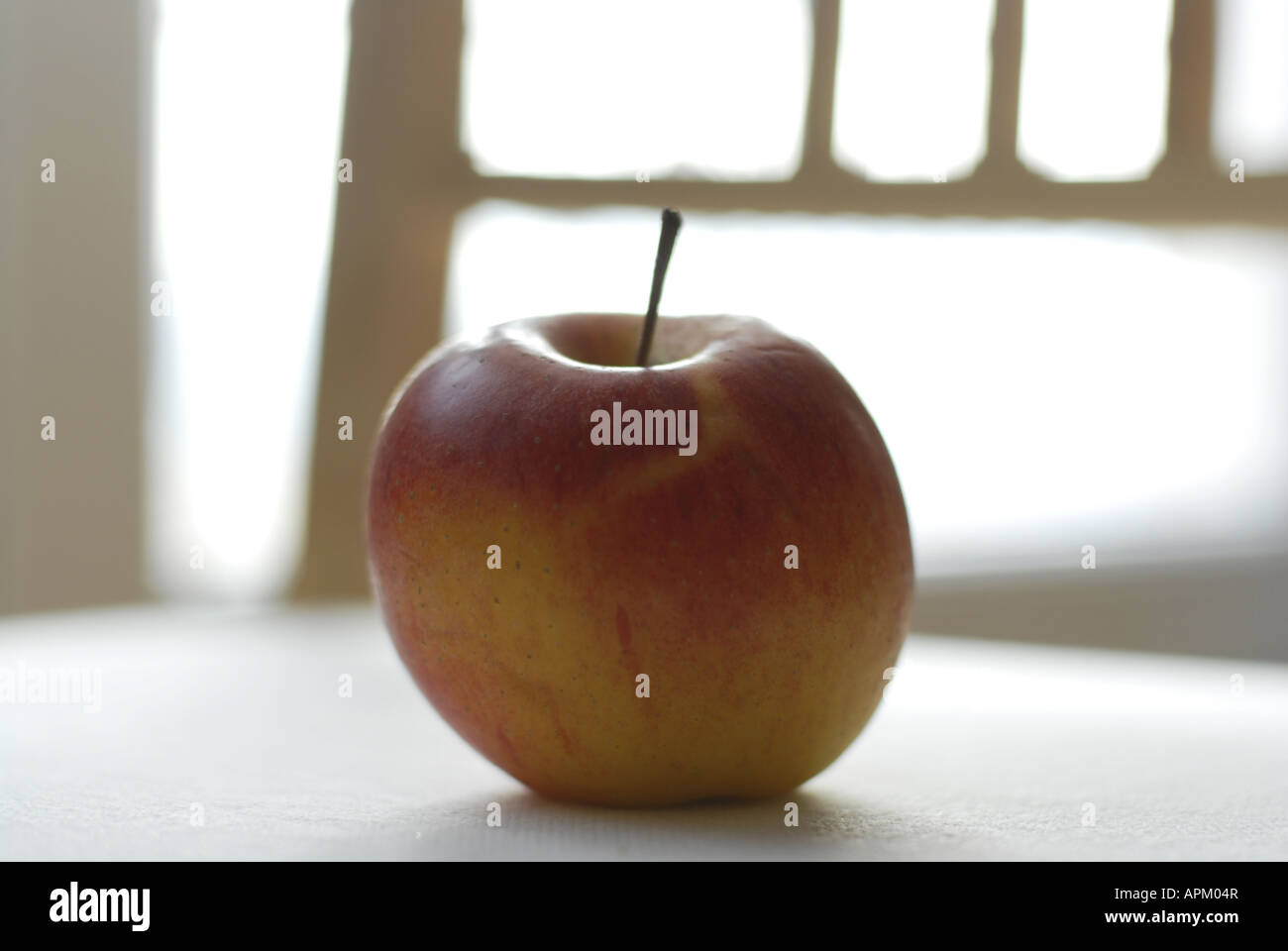 apple on a table Stock Photo - Alamy