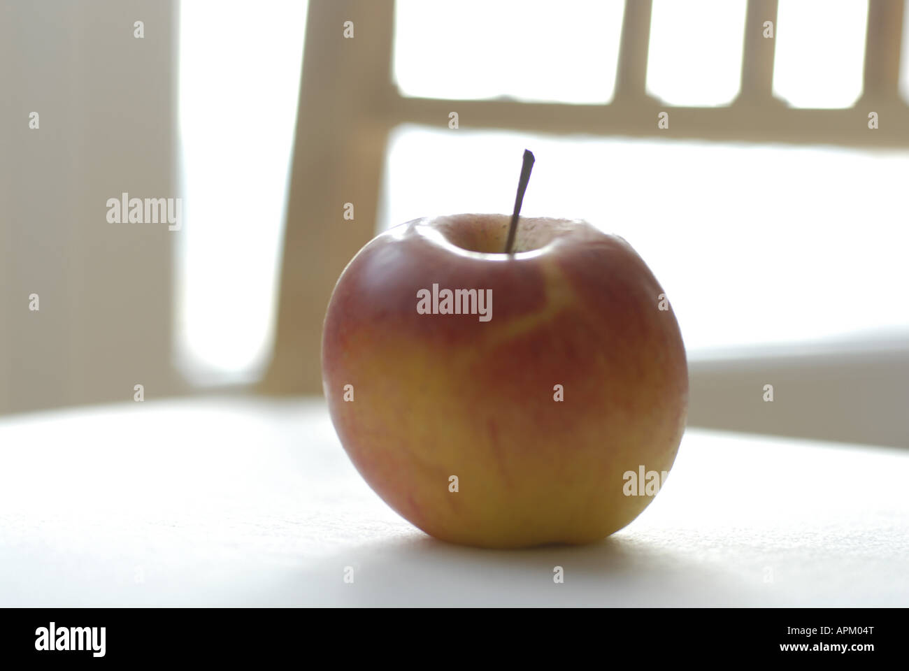 apple on a table Stock Photo - Alamy