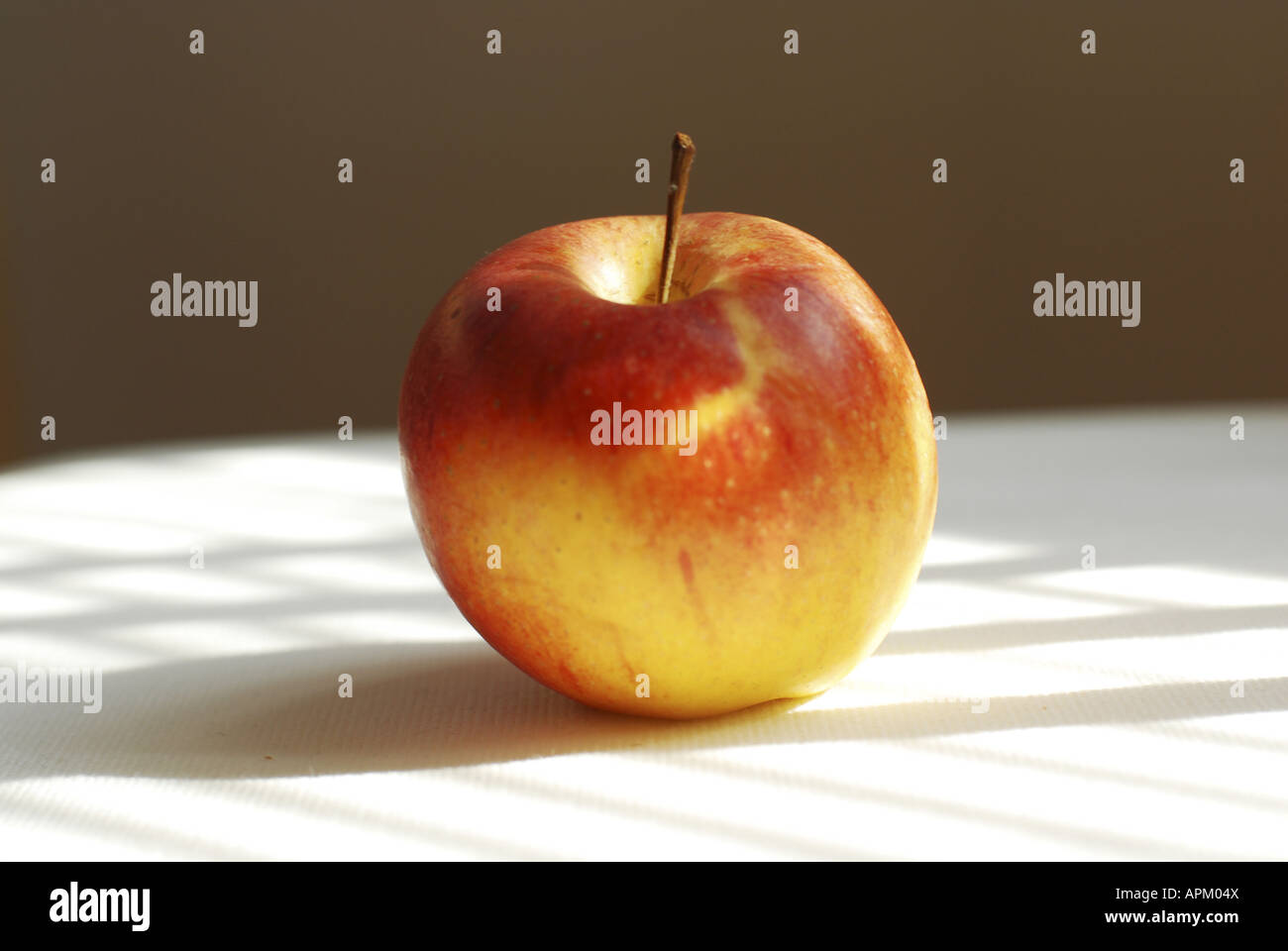 apple on a table Stock Photo - Alamy