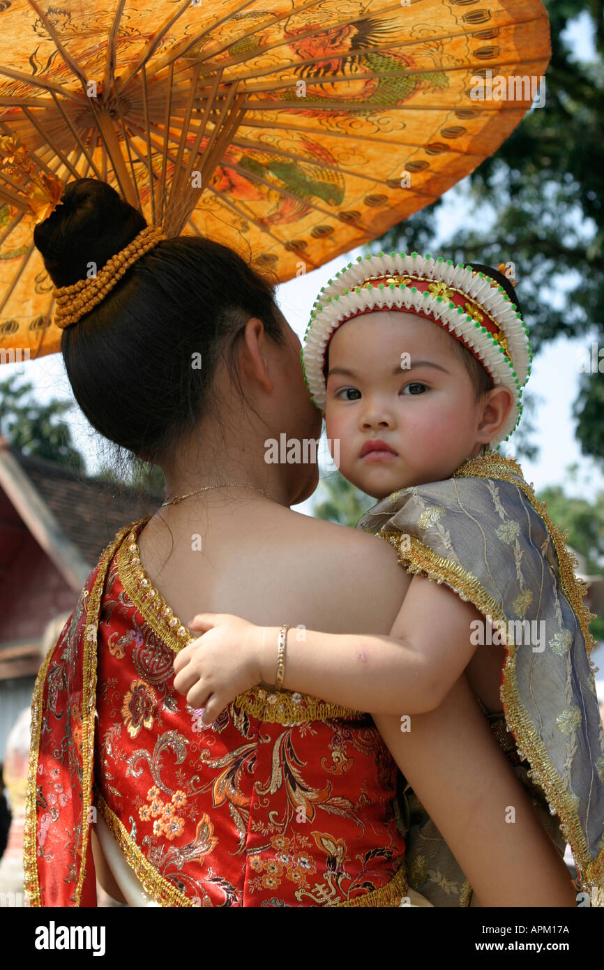 Mother and child in traditional dress Stock Photo - Alamy