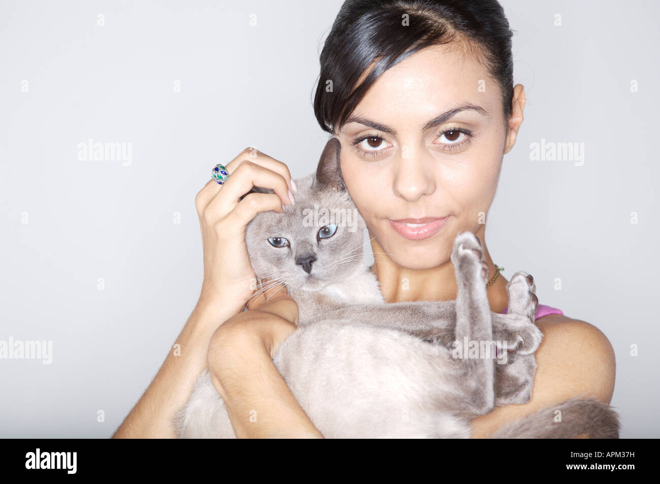 Girl with Siamese cat Stock Photo - Alamy