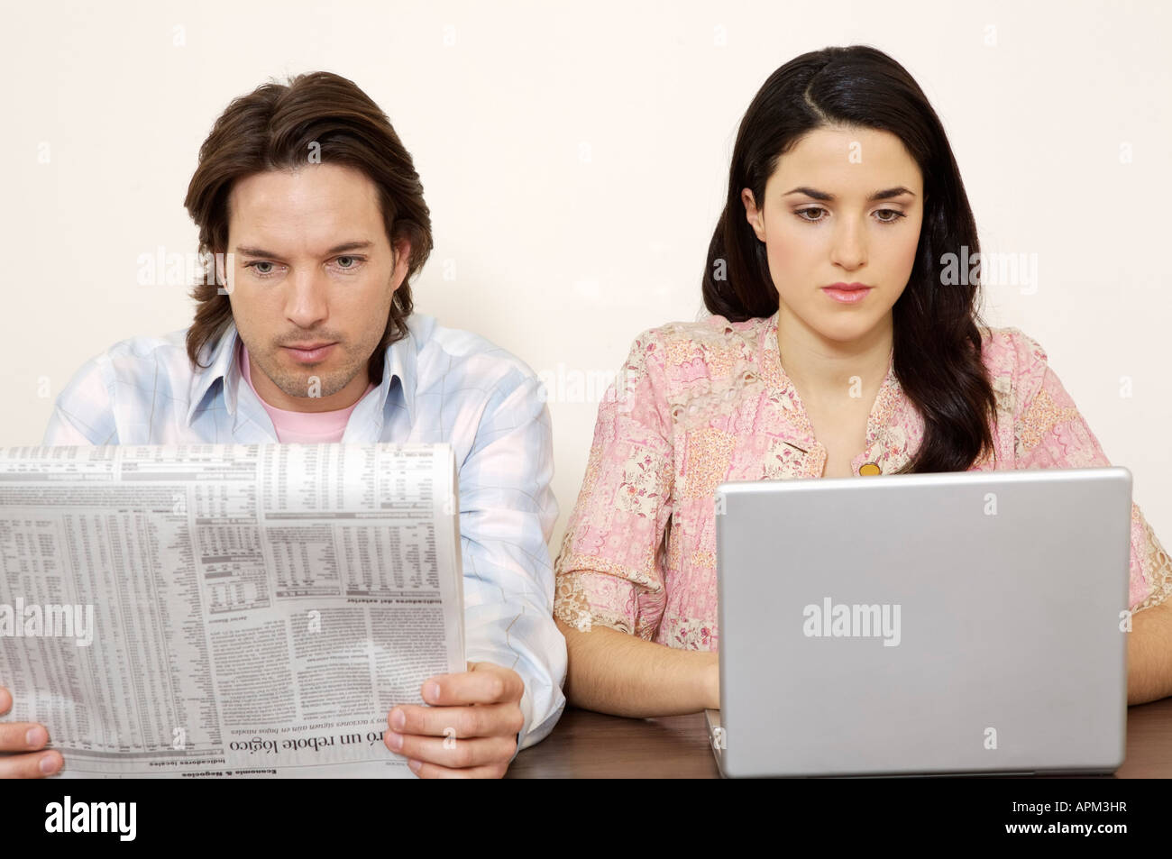 Reading and writing men and women hi-res stock photography and images ...