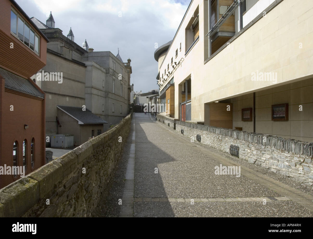 East wall millennium forum derry hi-res stock photography and images ...