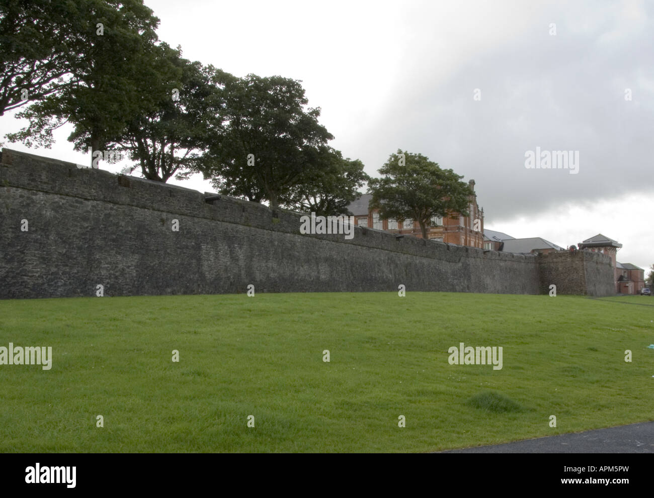 City walls derry hi-res stock photography and images - Alamy
