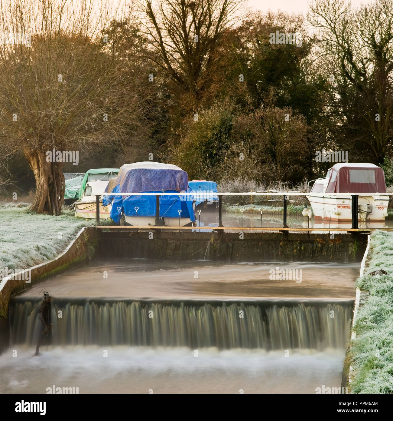 River wey papercourt lock hi-res stock photography and images - Alamy