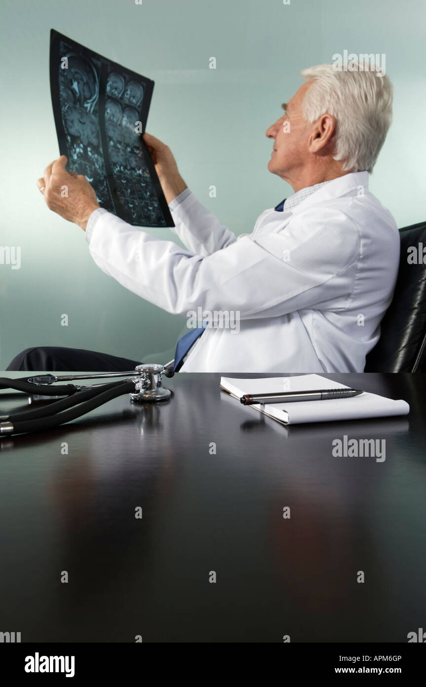 Doctor examine mri scan hi-res stock photography and images - Alamy