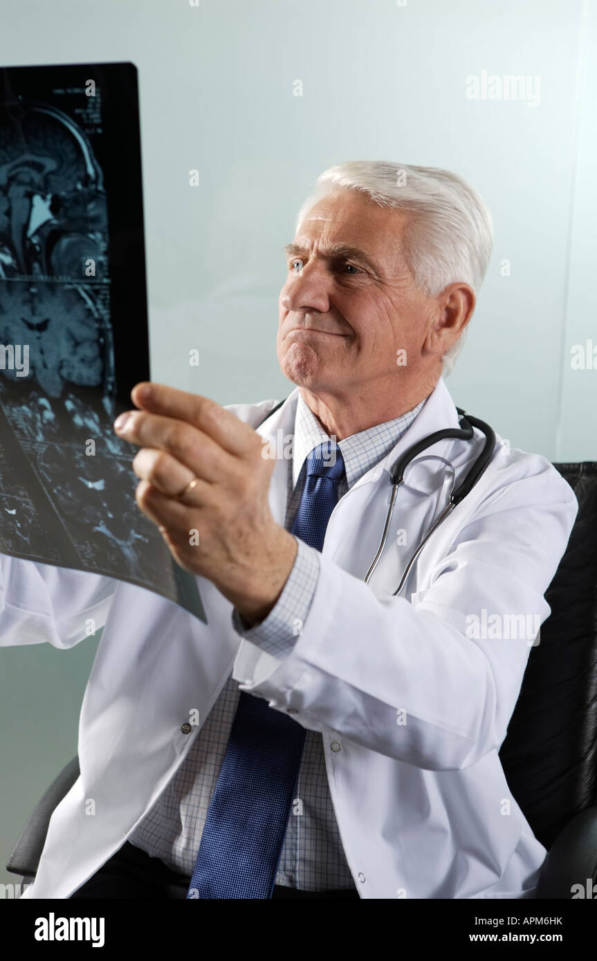 Elderly man mri scan hi-res stock photography and images - Alamy