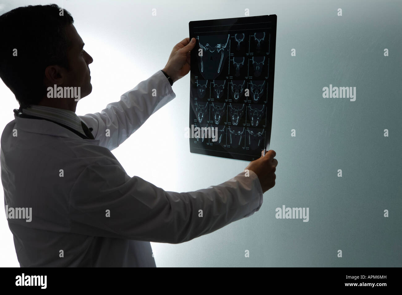 Dr looking at x ray hi-res stock photography and images - Alamy