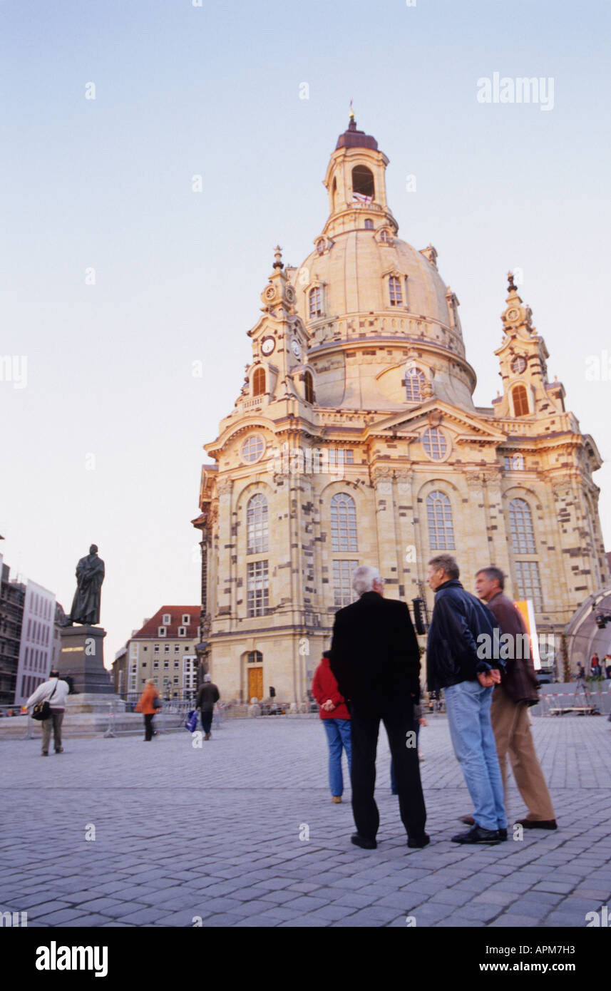 Four sculptures standing hi-res stock photography and images - Alamy