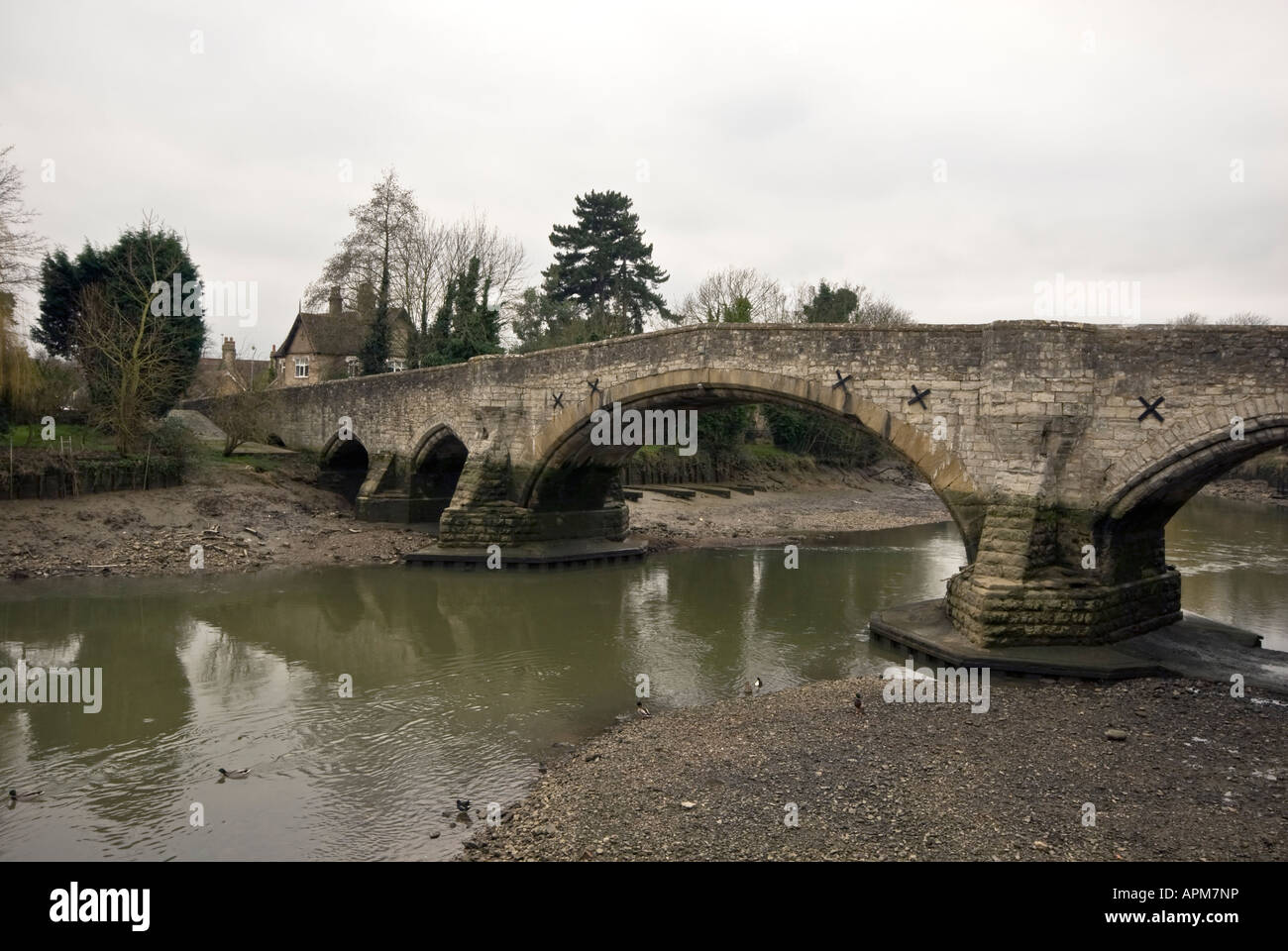 Aylesford Stone bridge low water warter mark Stock Photo - Alamy