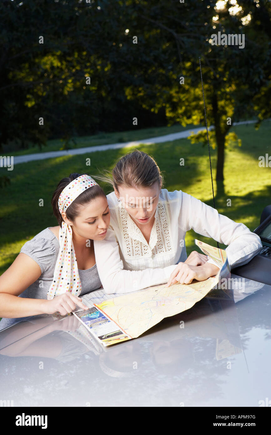 Women reading map car hi-res stock photography and images - Alamy