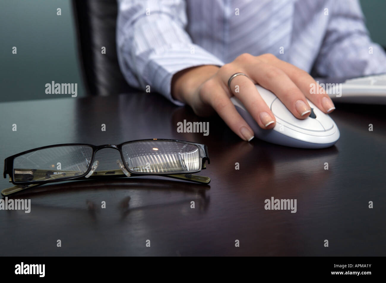 Hand holding computer mouse Stock Photo - Alamy