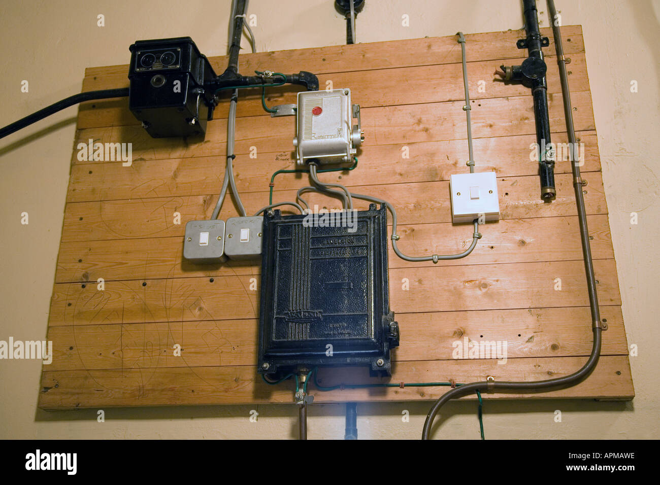 Electrical distribution board wires switchs isolation standards plugs ...
