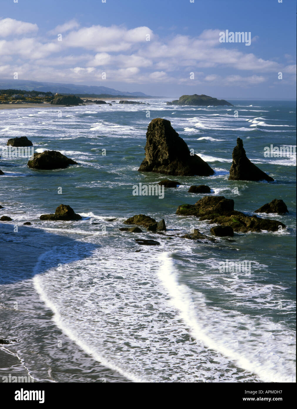 Offshore sea stacks along Bandon Beach on Oregon's southern coastline ...