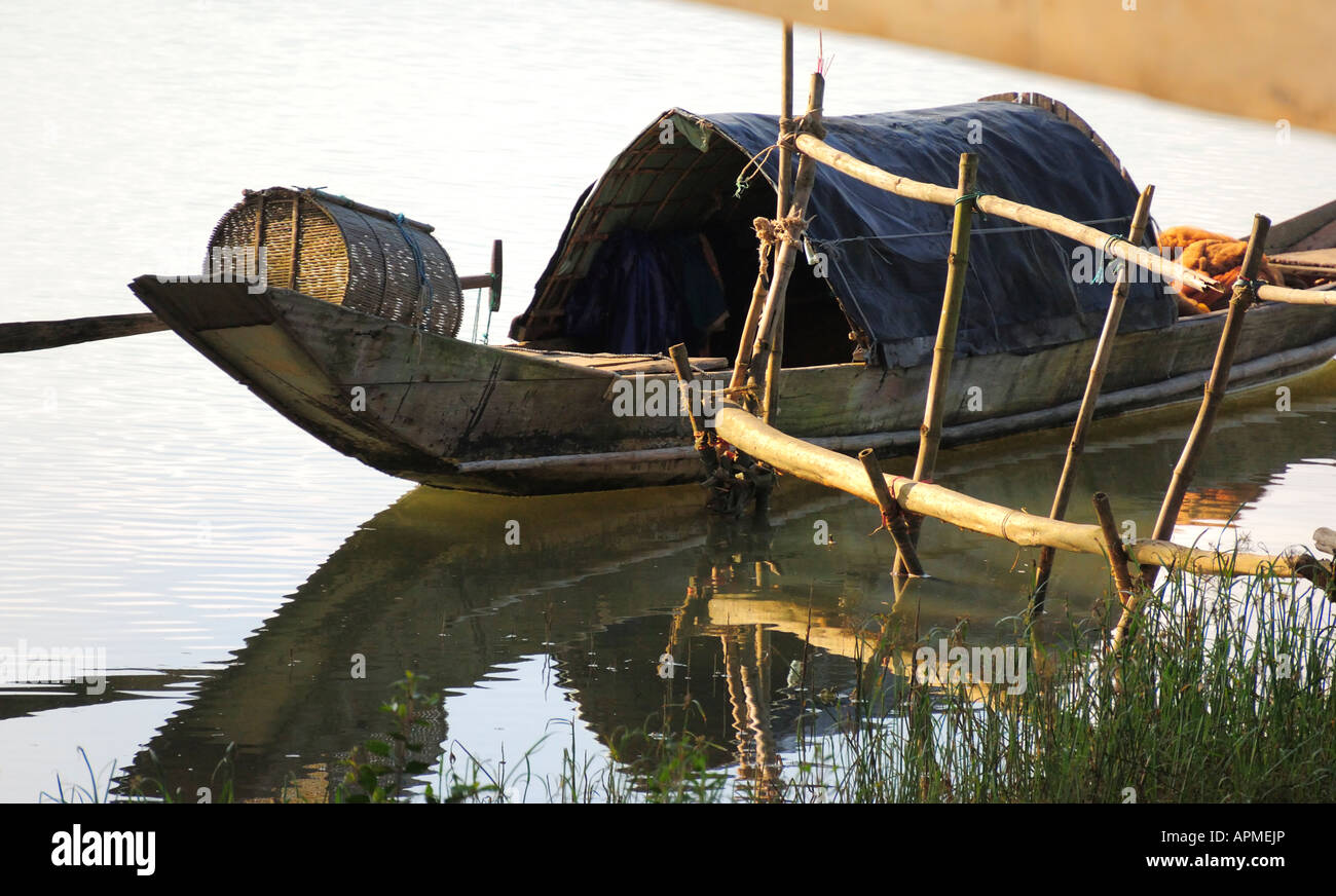 Sampan vietnam hi-res stock photography and images - Alamy