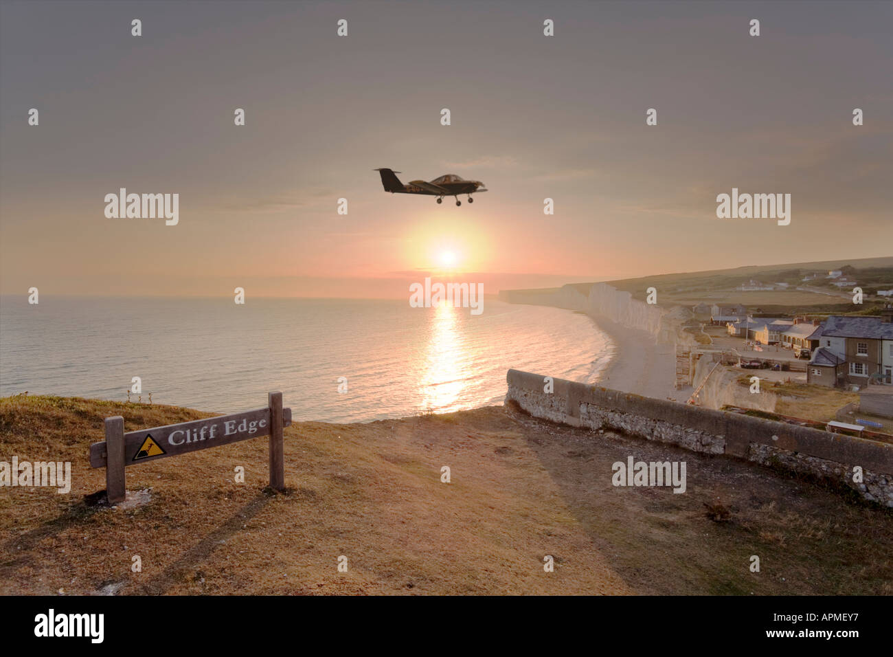 Aircraft crossing hi-res stock photography and images - Alamy