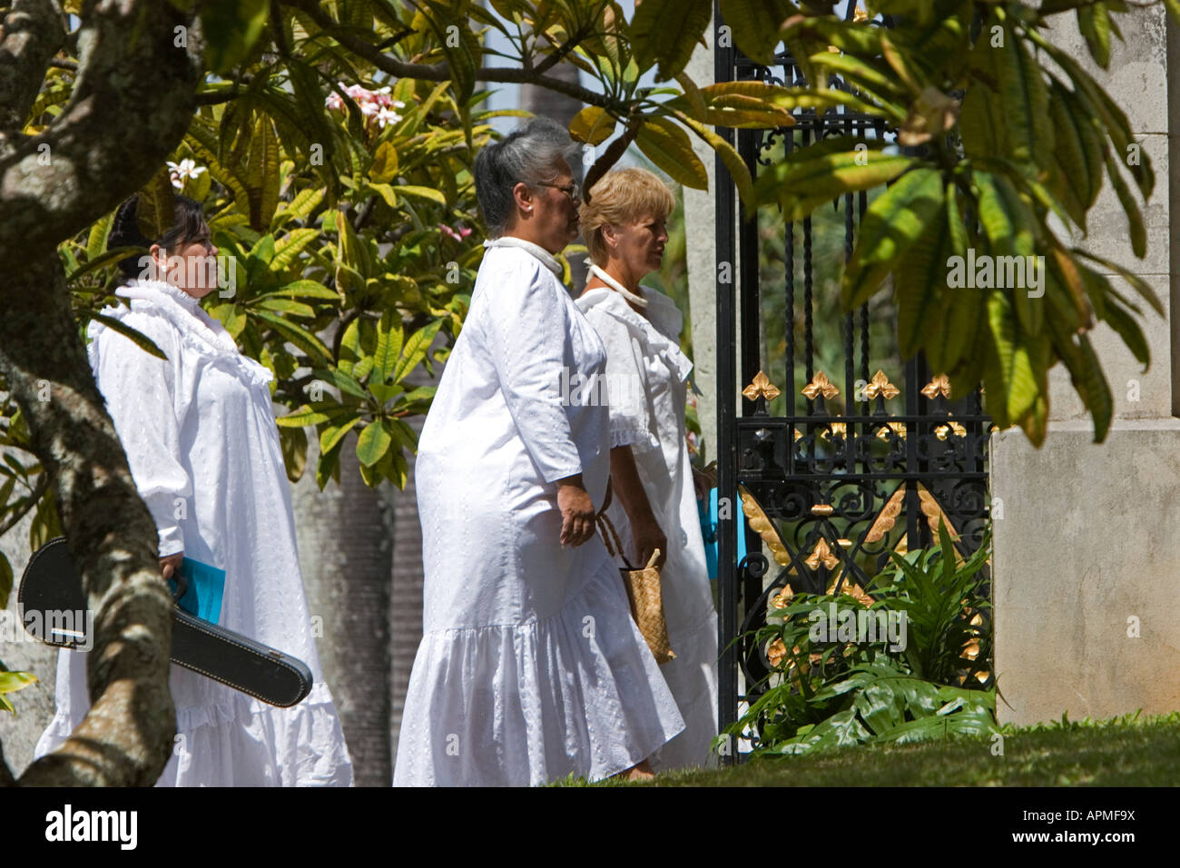 Women in traditional dress celebrate birthday of a Hawaiian princess at ...