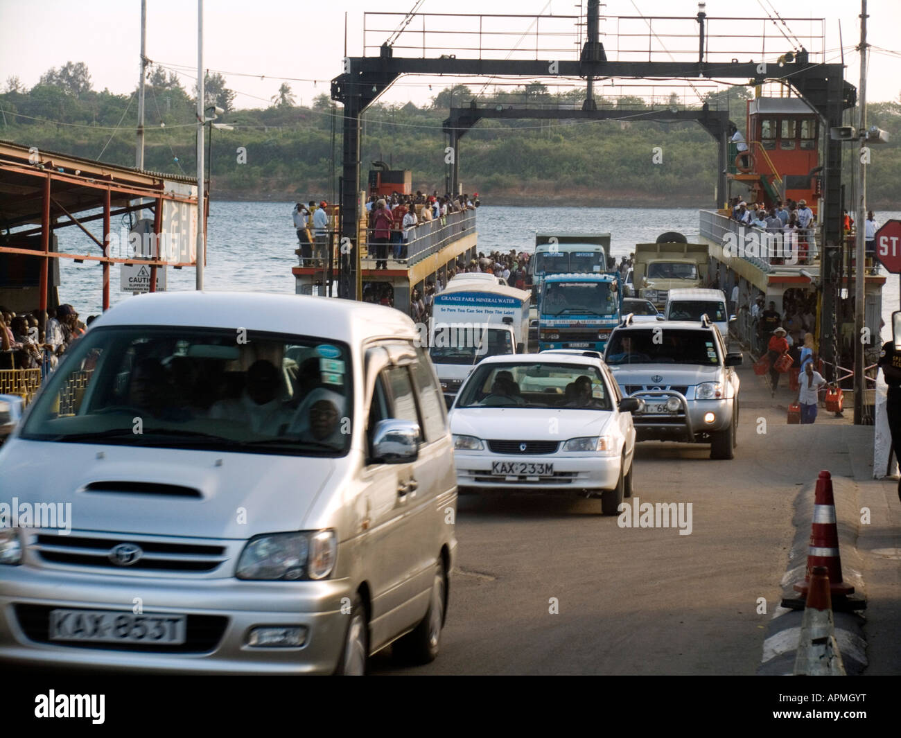 Likoni Ferry for road traffic and pedestrians across Kilindini Harbour ...