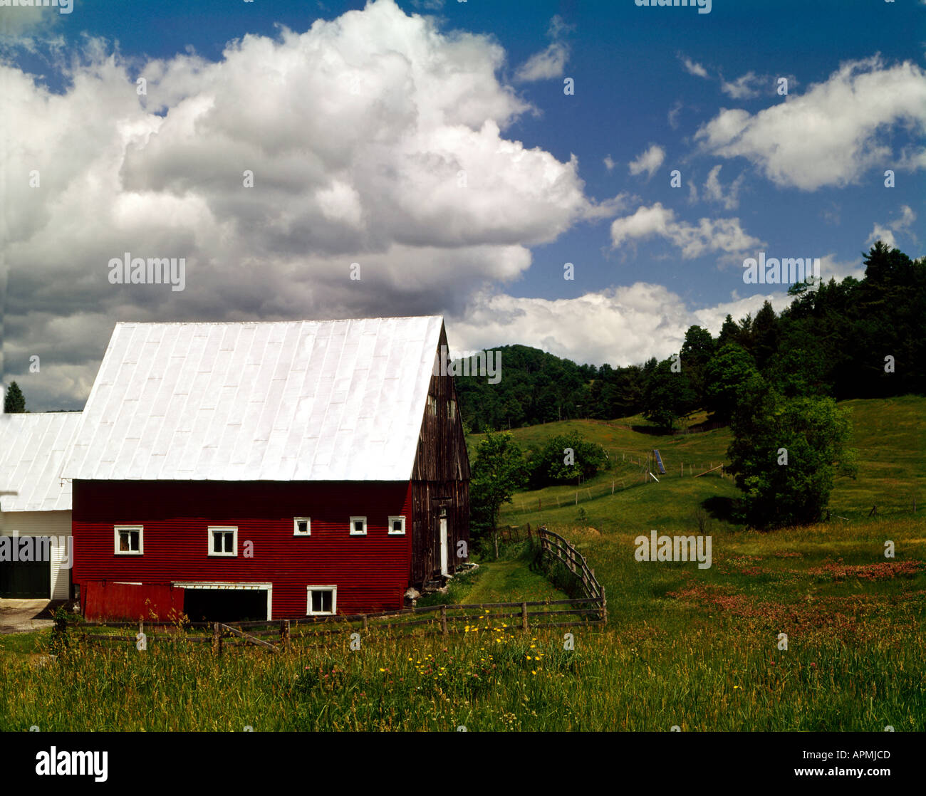 Classic red barn hi-res stock photography and images - Alamy