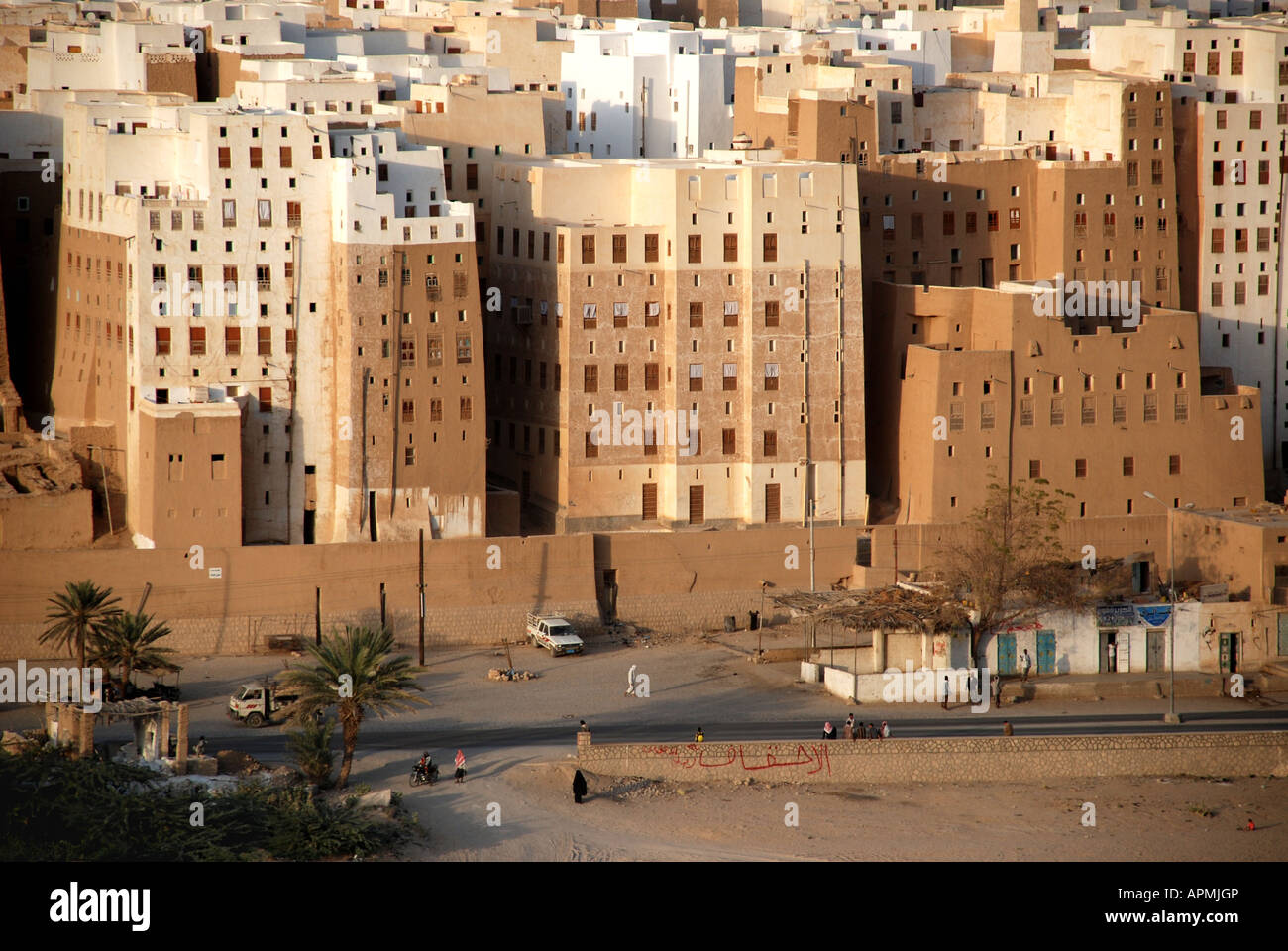 Shibam Hadramout in Yemen, seen from a distance Stock Photo - Alamy