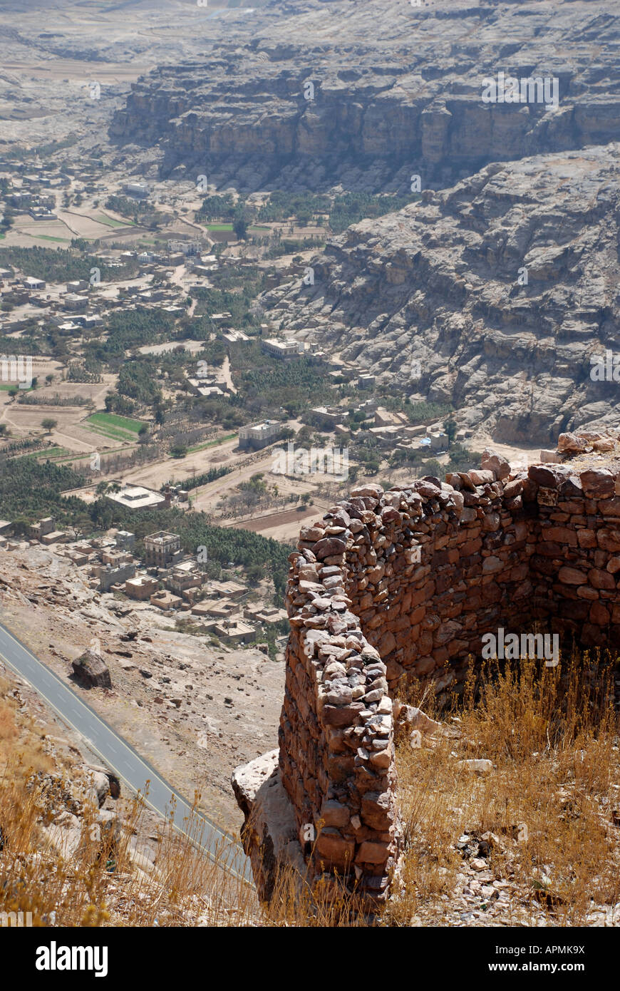 Yemen road mountains hi-res stock photography and images - Alamy