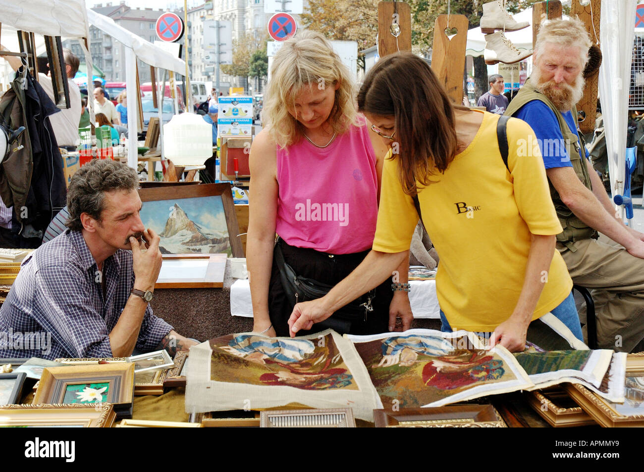 Flea market flohmarkt naschmarkt vienna hi-res stock photography and ...