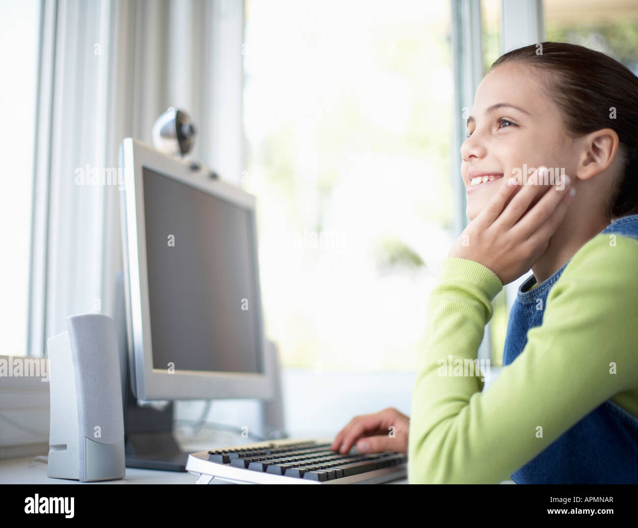 Girl keyboards computer hi-res stock photography and images - Alamy
