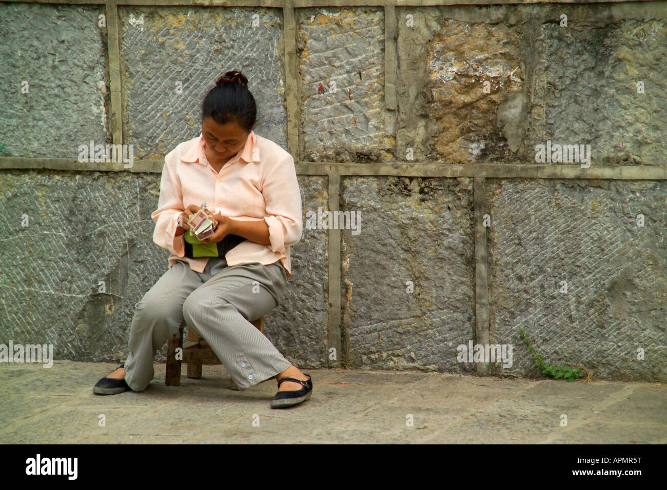 Chinese worker counting her money Stock Photo - Alamy