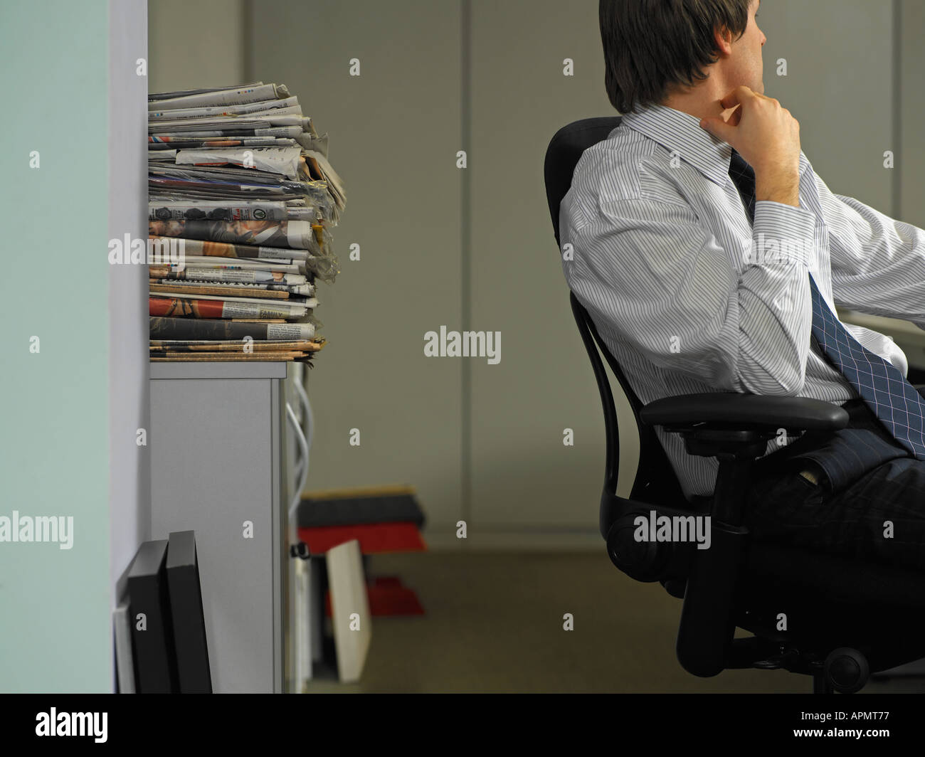 Man scratching neck hi-res stock photography and images - Alamy
