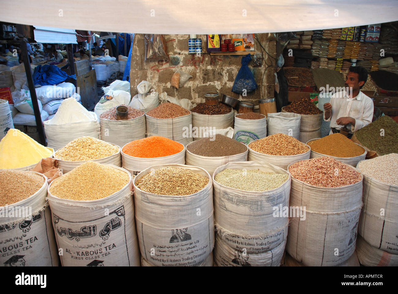 Man selling spices in the old souk in Sana'a, Yemen Stock Photo - Alamy