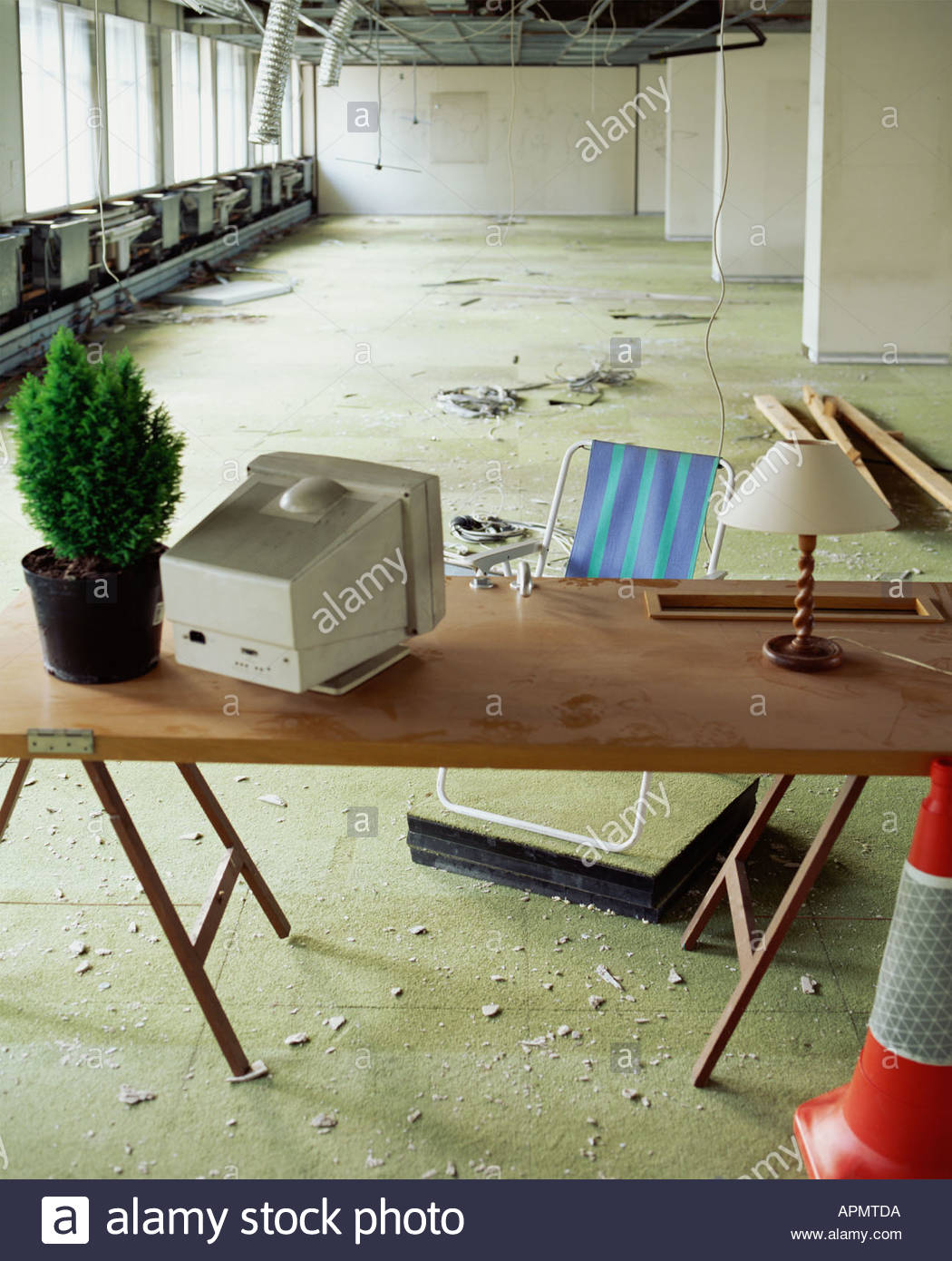 Untidy Office Desk Stock Photos & Untidy Office Desk Stock Images - Alamy