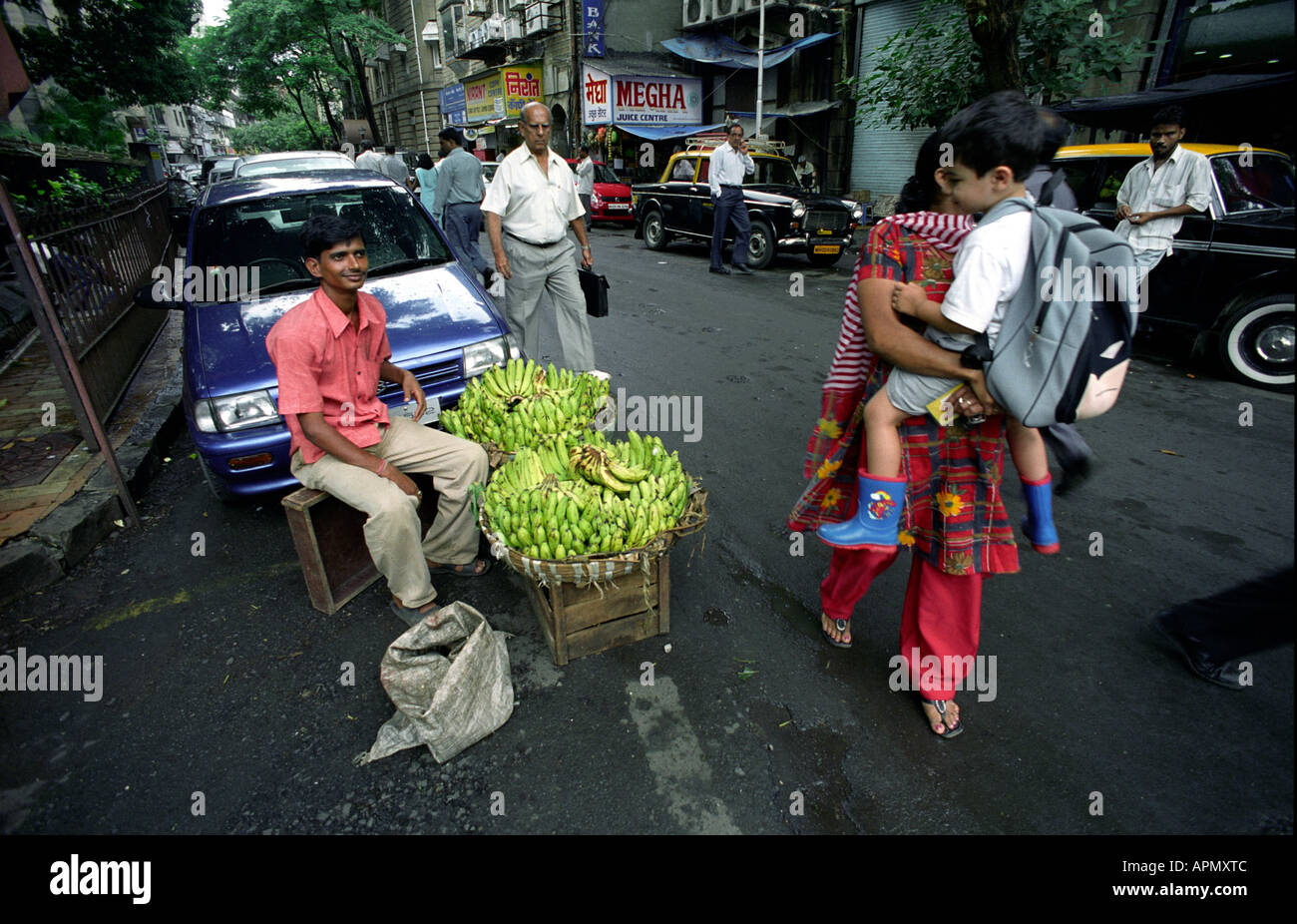 INDIA MUMBAI BOMBAY STREET TRADER AT ST THOMAS CATHDRAL AREA 2006 Stock ...