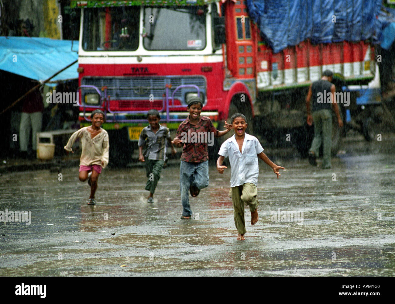 Mumbai bombay rain monsoon slum dogs hi-res stock photography and ...