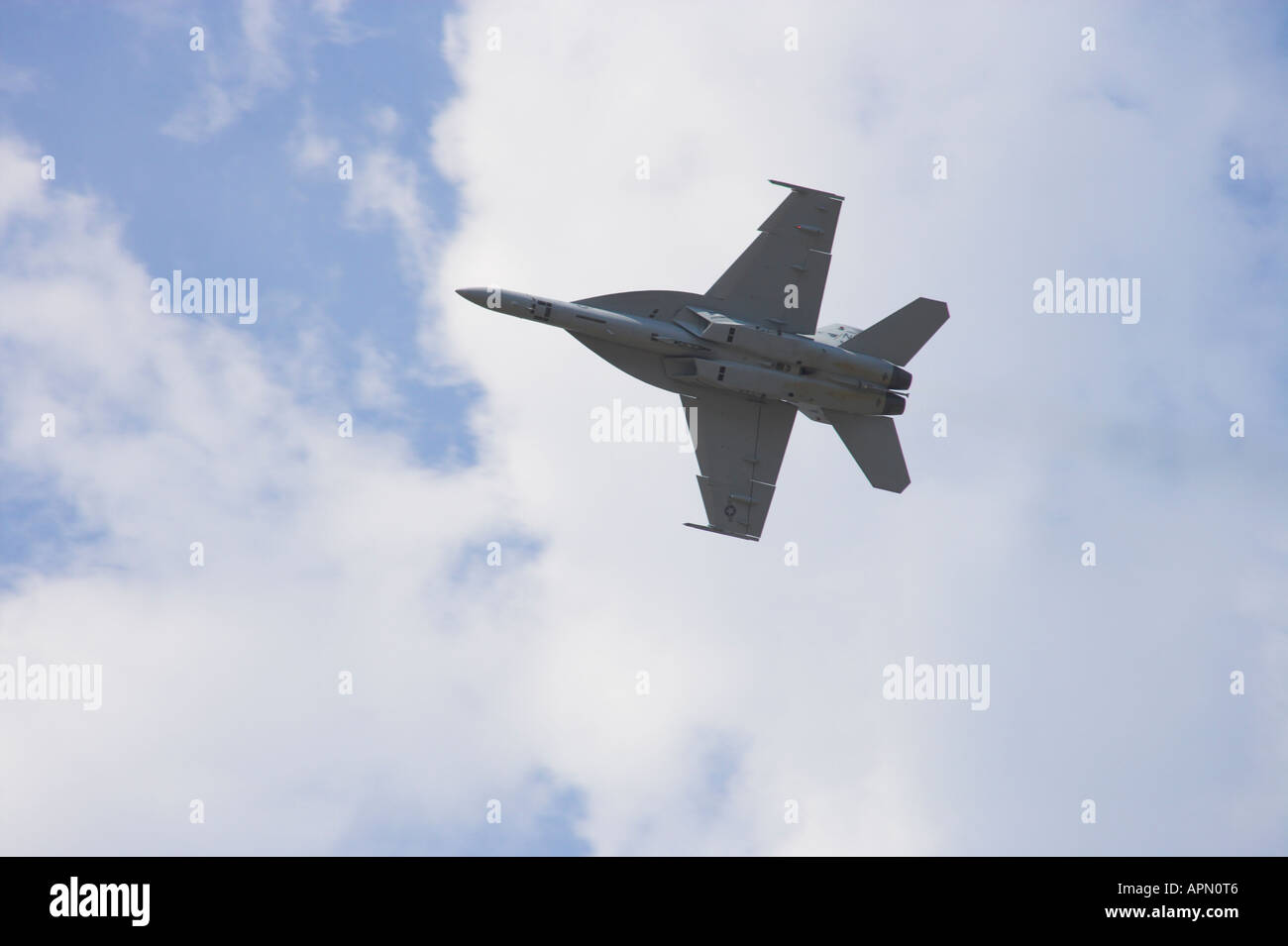 F18f f18 underneath flying aircraft hi-res stock photography and images ...