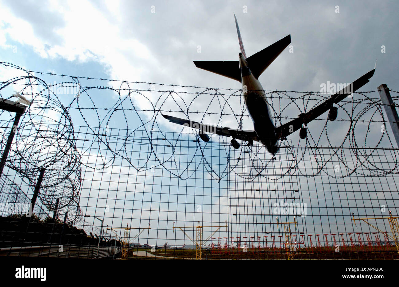 Low flying jet at Heathrow Stock Photo - Alamy