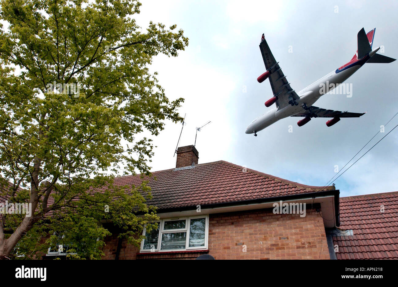 Plane flying over houses heathrow hi-res stock photography and images ...