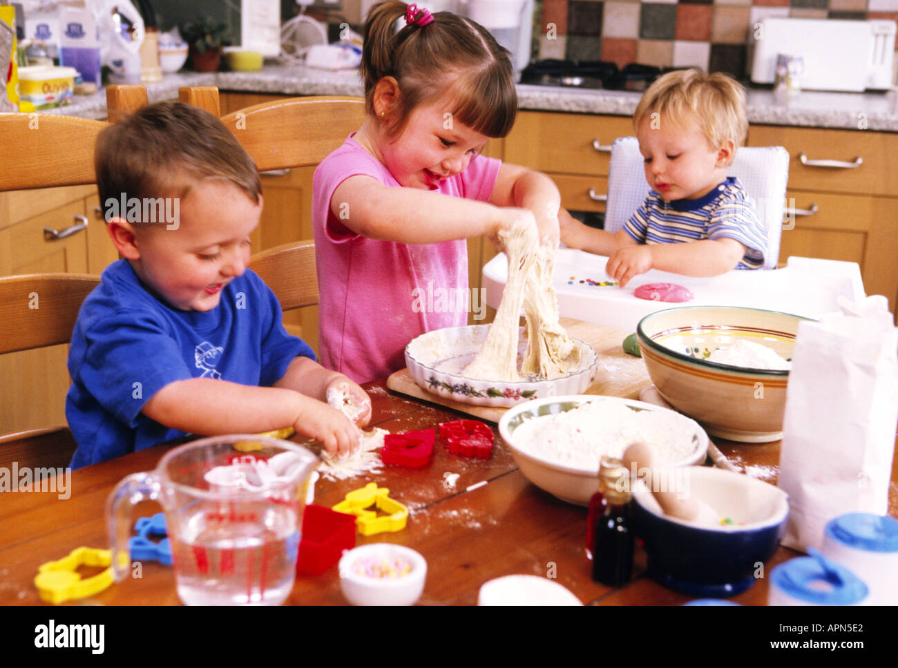 Kids learning kitchen skills hi-res stock photography and images - Alamy