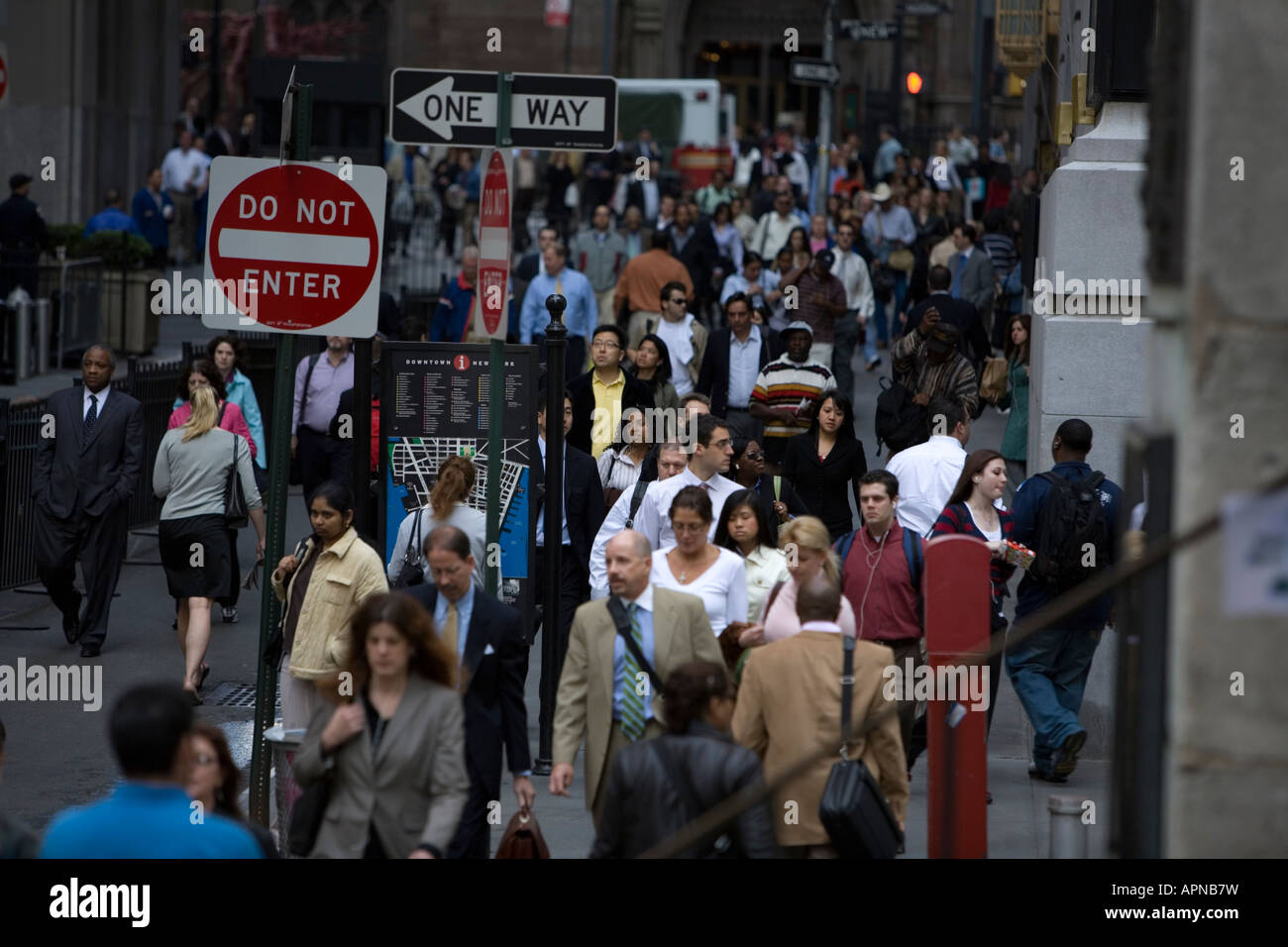 Crowded sidewalk new york wall street hi-res stock photography and ...