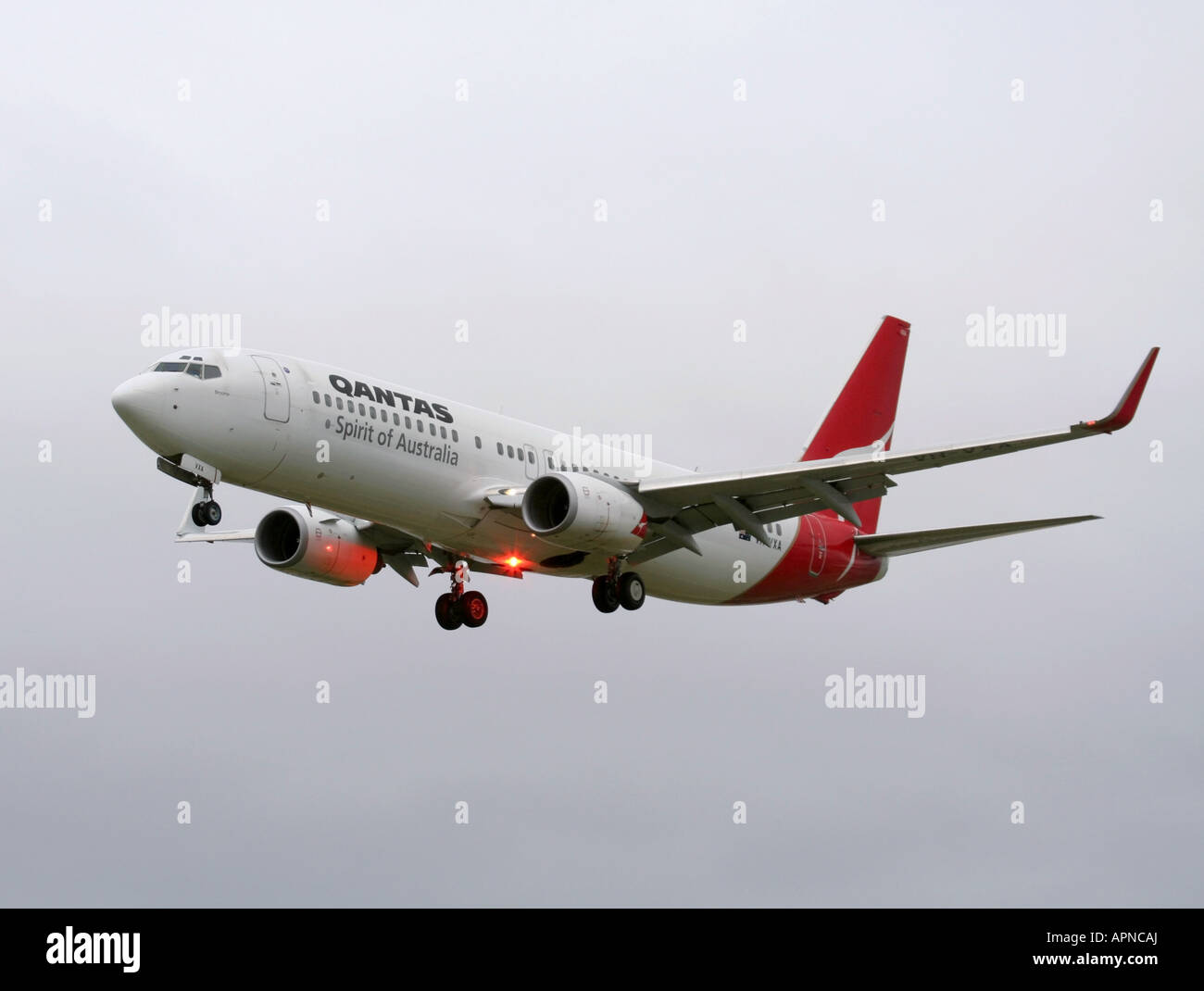 Qantas Boeing 737-800 on approach with underside beacon flashing Stock ...