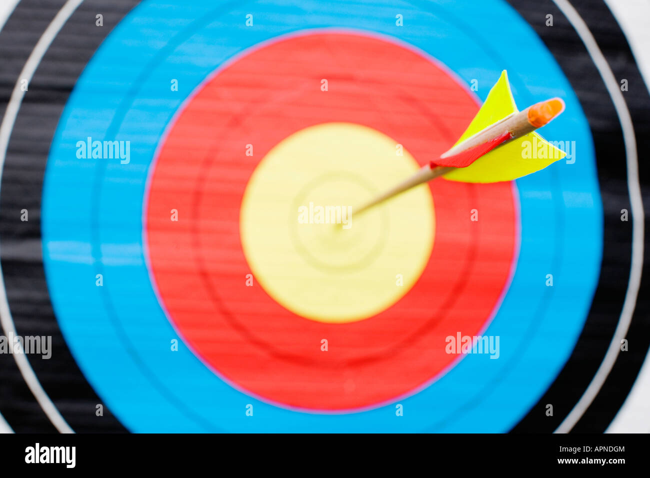 Arrow in bullseye of target (close-up Stock Photo - Alamy