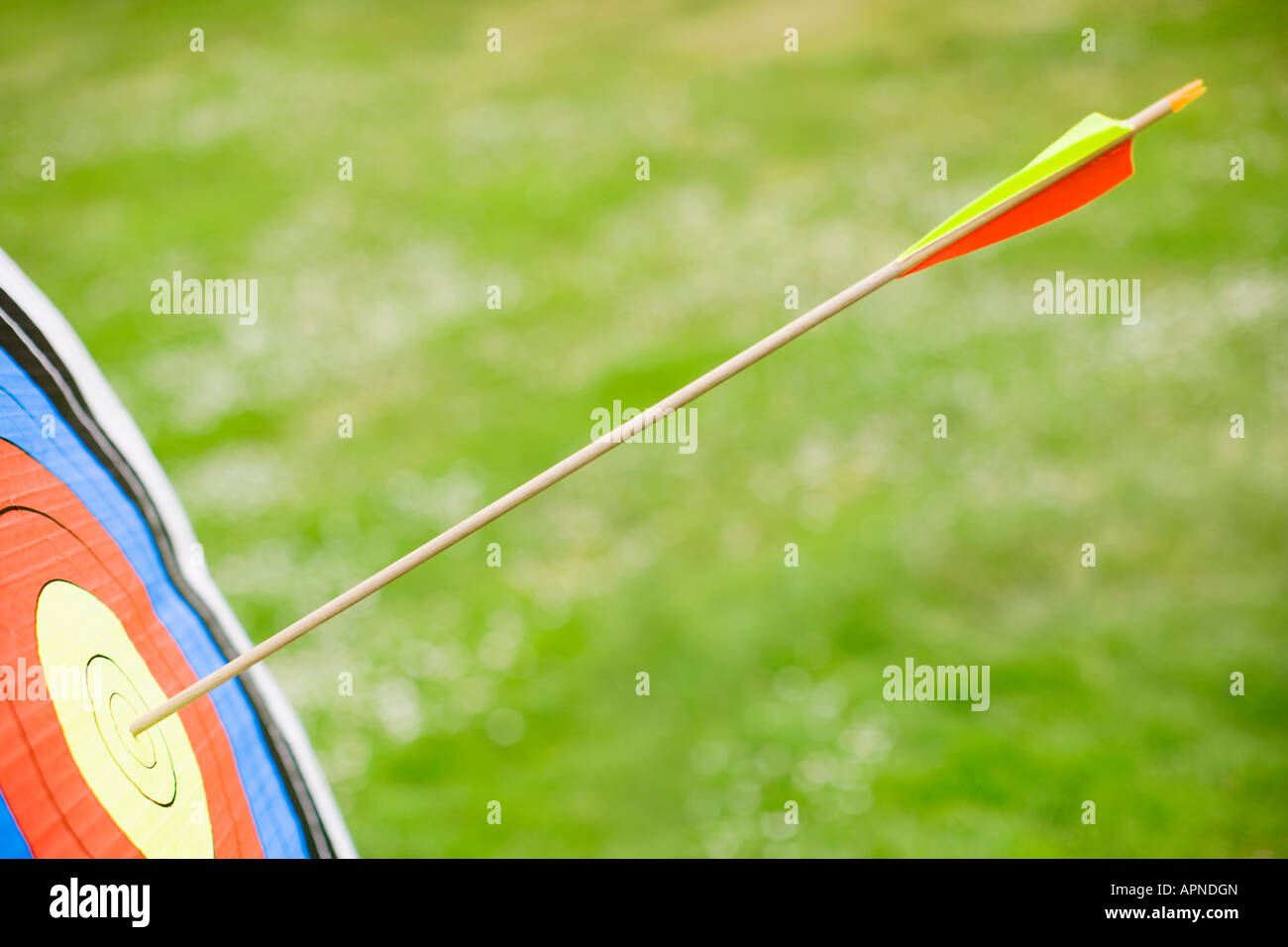 Arrow in bullseye of target (close-up Stock Photo - Alamy