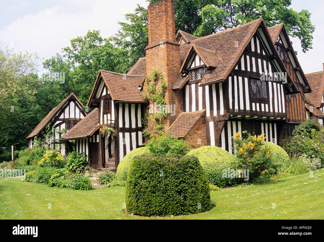Selly Manor Museum Timber framed manor house set in gardens Bournville ...