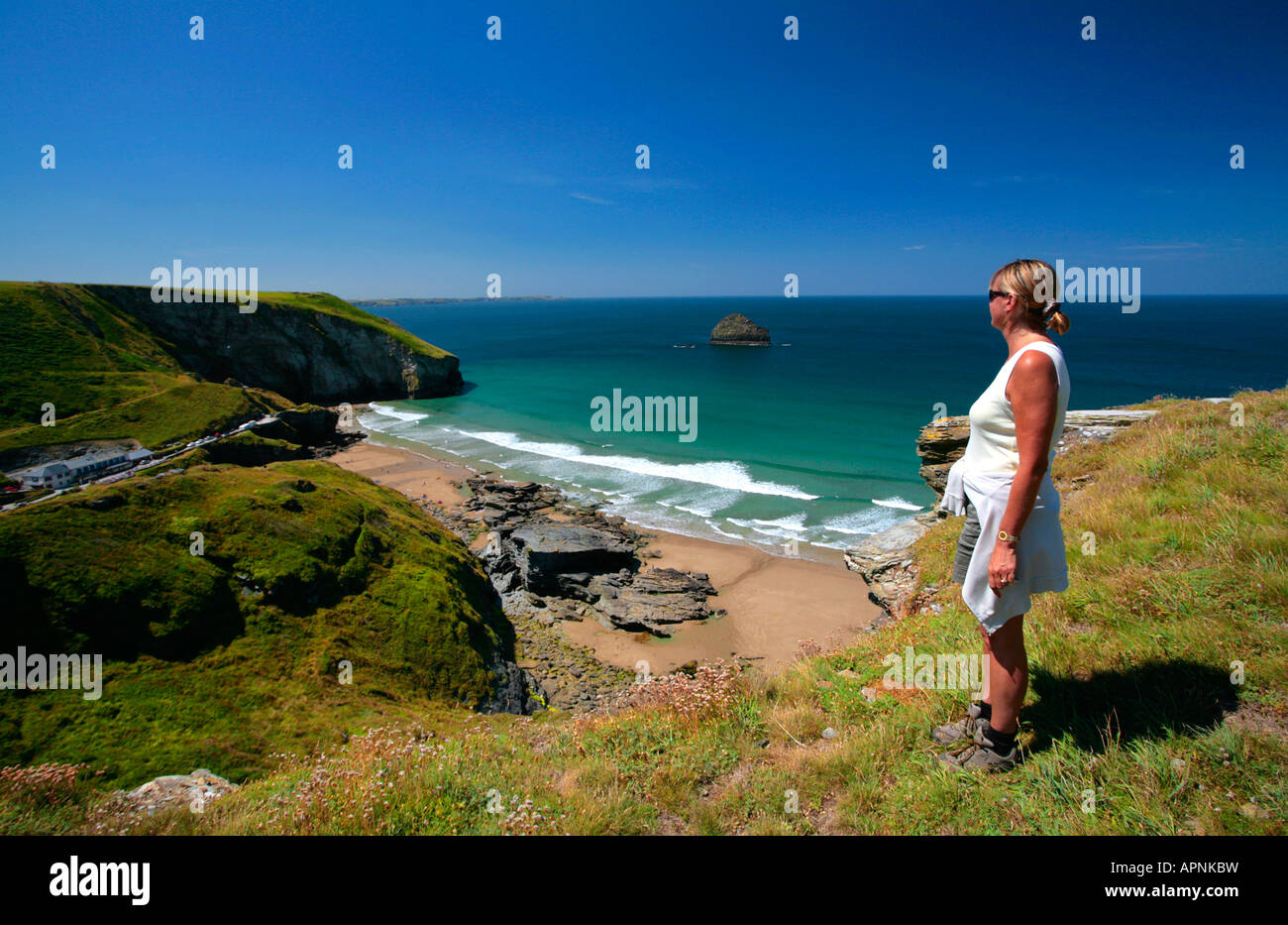 Overlooking Trebarwith beach and Gull Rock, Trebarwith Strand, Cornwall ...