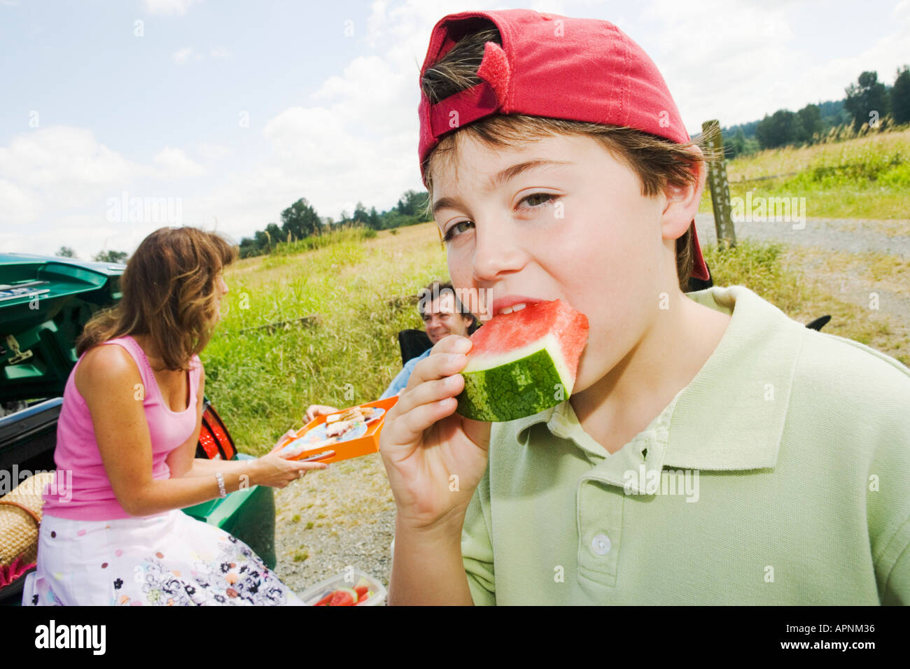 Family eating watermelons hi-res stock photography and images - Alamy