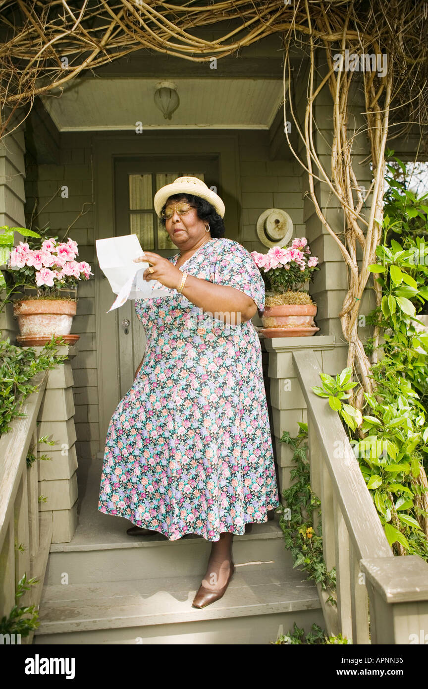 Woman reading a letter Stock Photo - Alamy